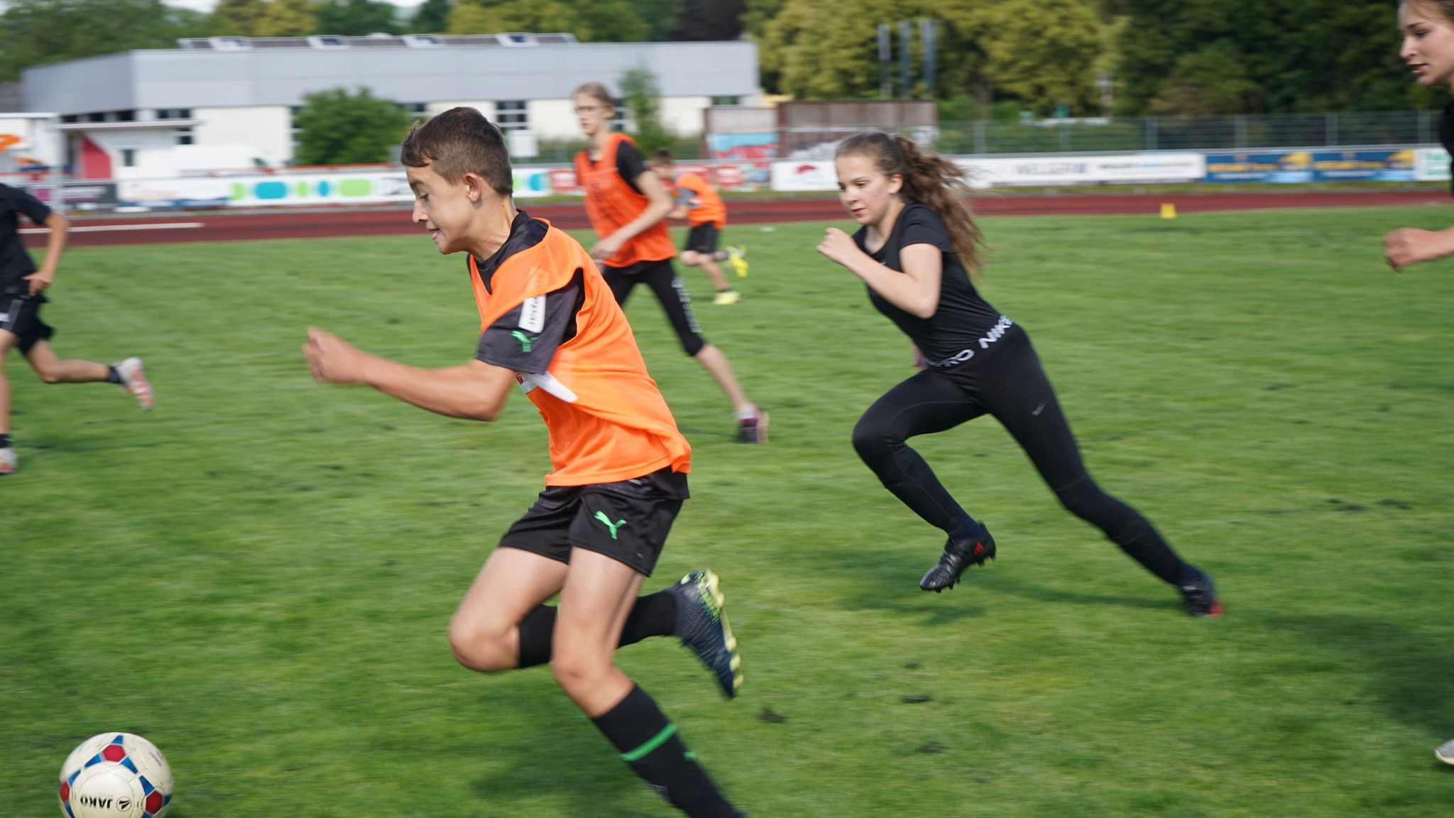 Die Klassen 5b, 6b, 7c und 8b siegen beim schulinternen Fußballturnier